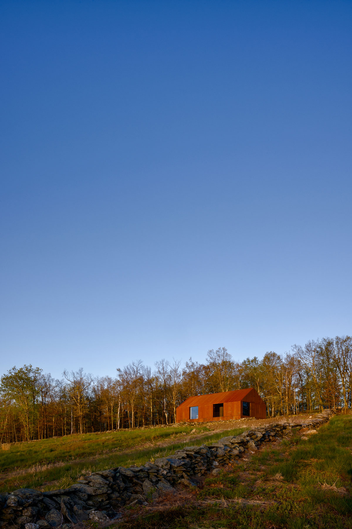 Ridge Barn: A Modernist Take on Classic Americana - DPAGES - a design ...