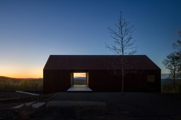 Ridge Barn: A Modernist Take on Classic Americana - DPAGES - a design ...